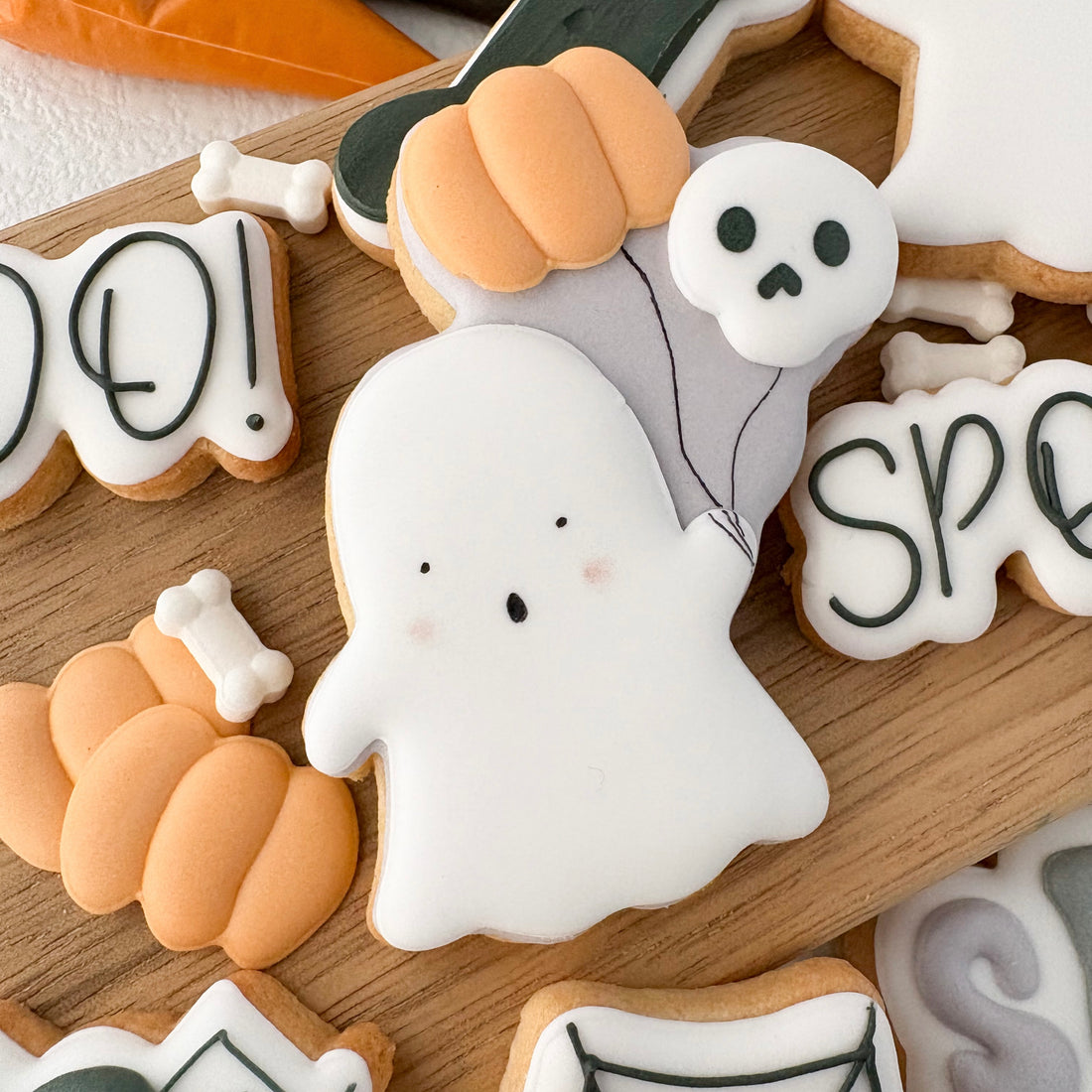 Biscuit Studio | Ghost With Balloons Cookie Cutter – biscuit studio